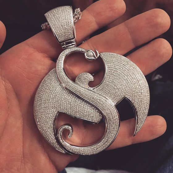 ¡MAYDAY! Receives Their Strange Music Chains